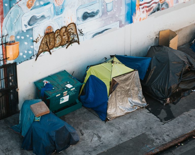 Best Ways to Help the Homeless: Practical Tips